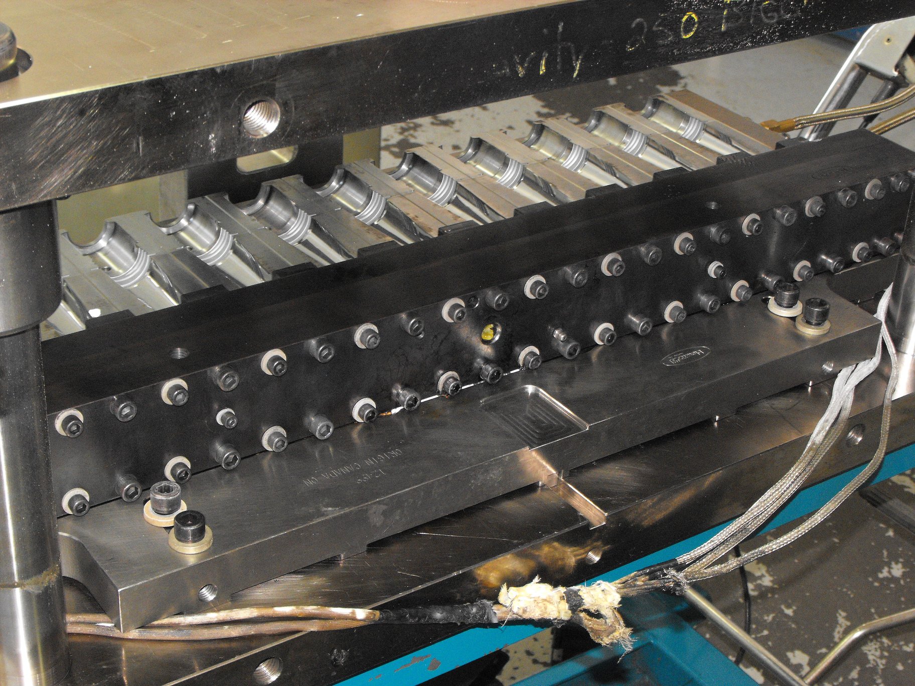 Plastic molder cuts 3 days of downtime with dry ice blasting