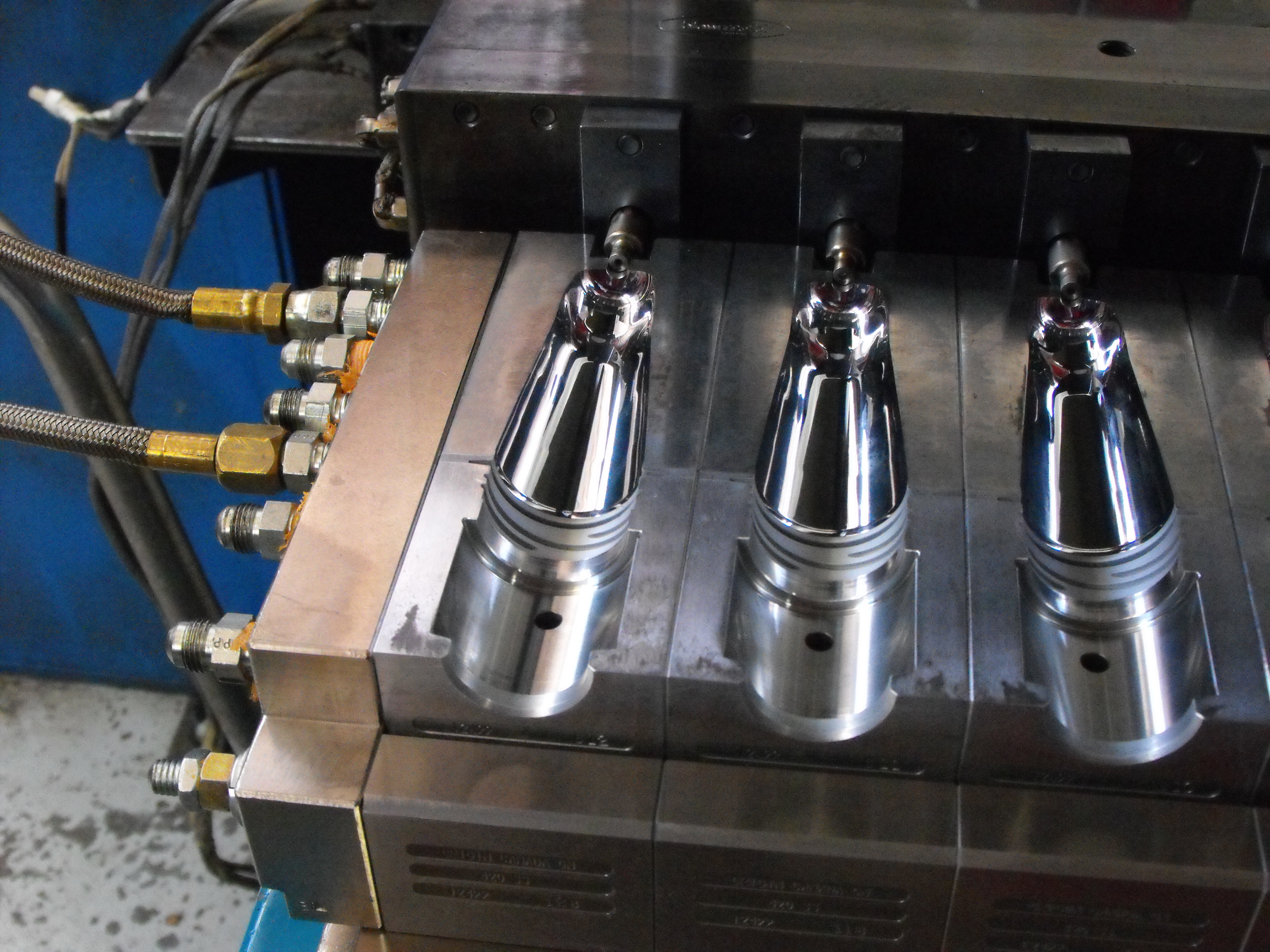 Plastic molder cuts 3 days of downtime with dry ice blasting